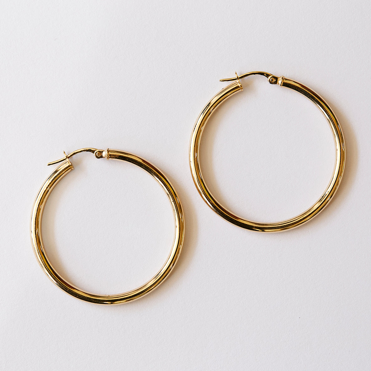 9kt Gold D-Shape Hoops / 30x4mm – Black Betty Design
